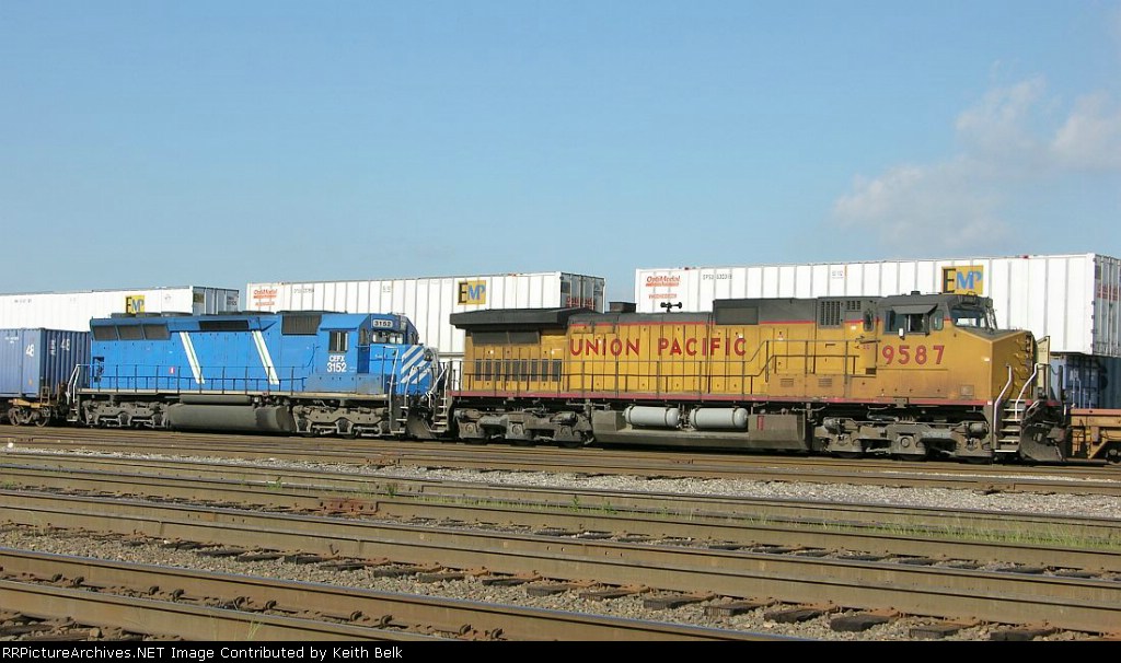 UP 9587 and CEFX 3152